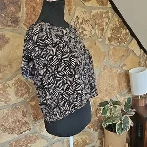 Forever 21 | Tops | Forever 2 Black And Tan Patterned Top With Flutter ...